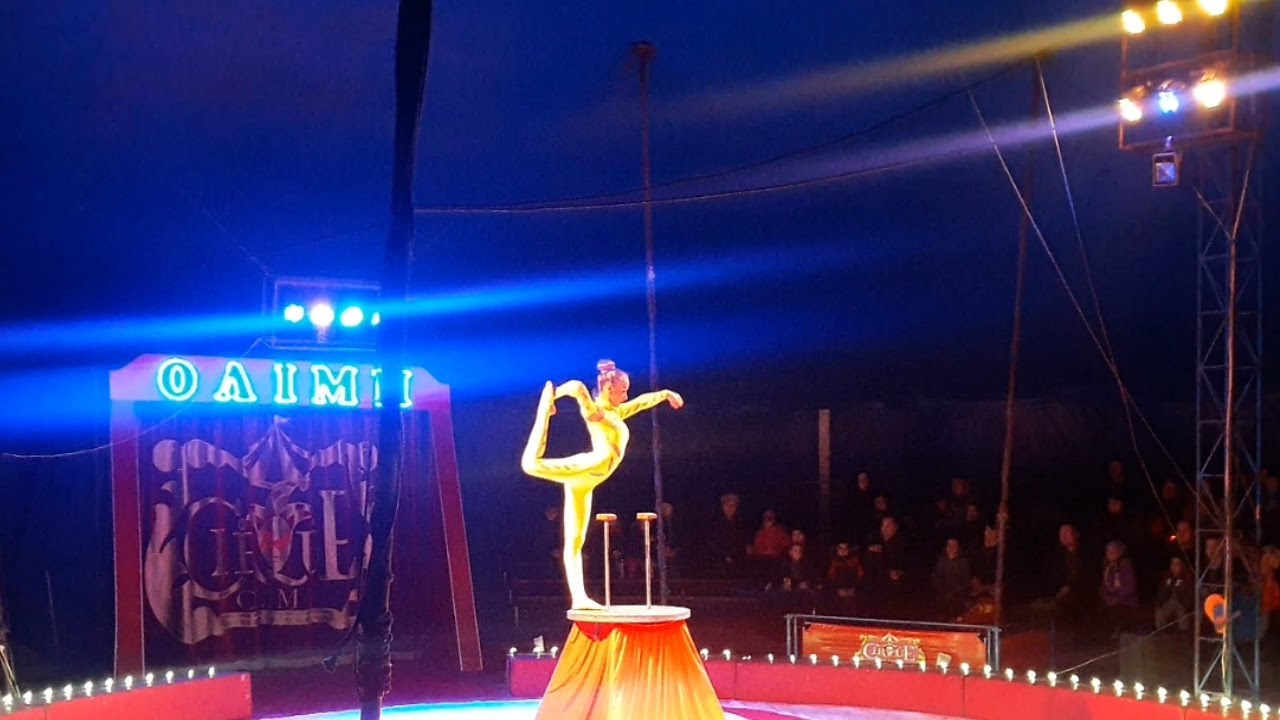 Circus / The equilibrist / Цирк / Эквилибристка - YouTube
