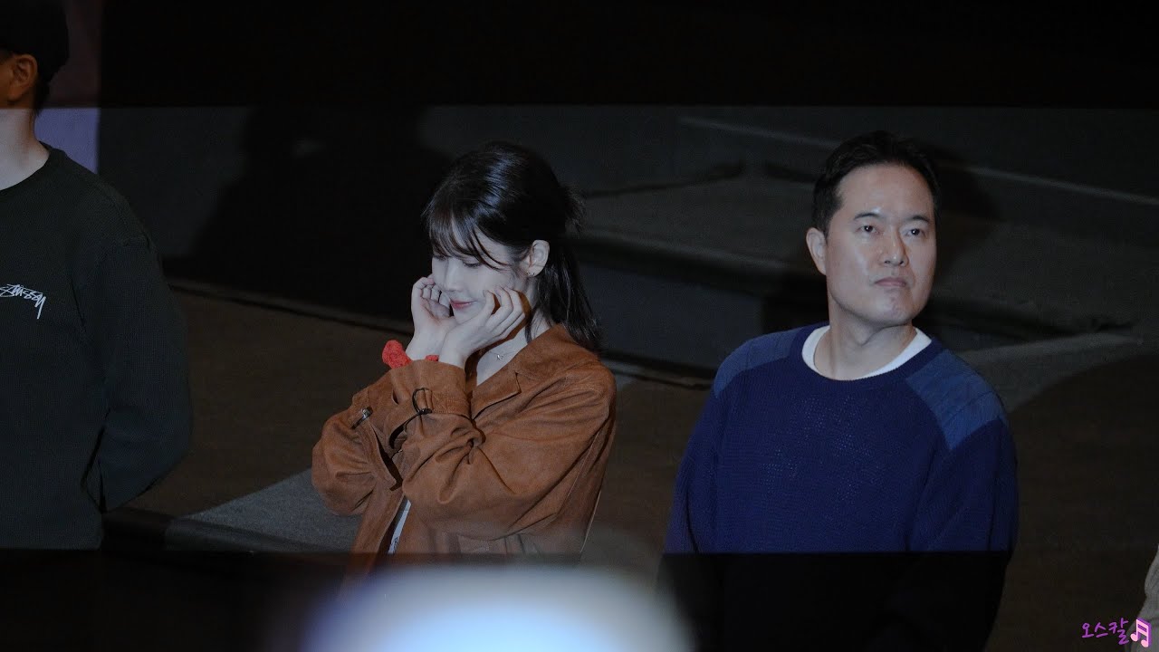 [4K]230429 영화 드림 왕십리 CGV 8관 13:40 상영 후 무대인사 아이유 IU 직캠 by 오스칼 - YouTube