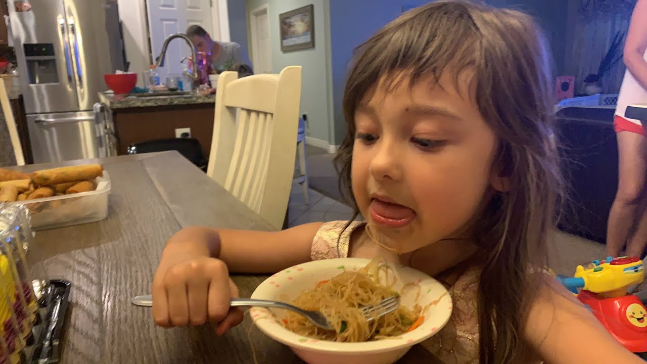 fil-am kid eating pansit!!! - YouTube