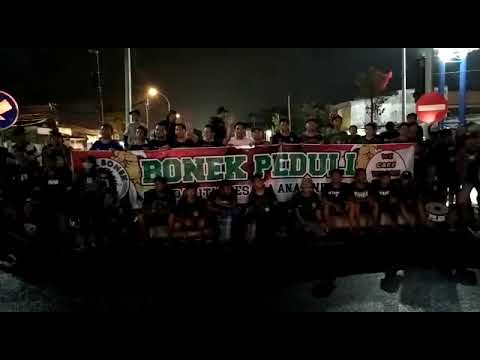 Bonek surabaya barat galang dana,peduli korban pengroyokan