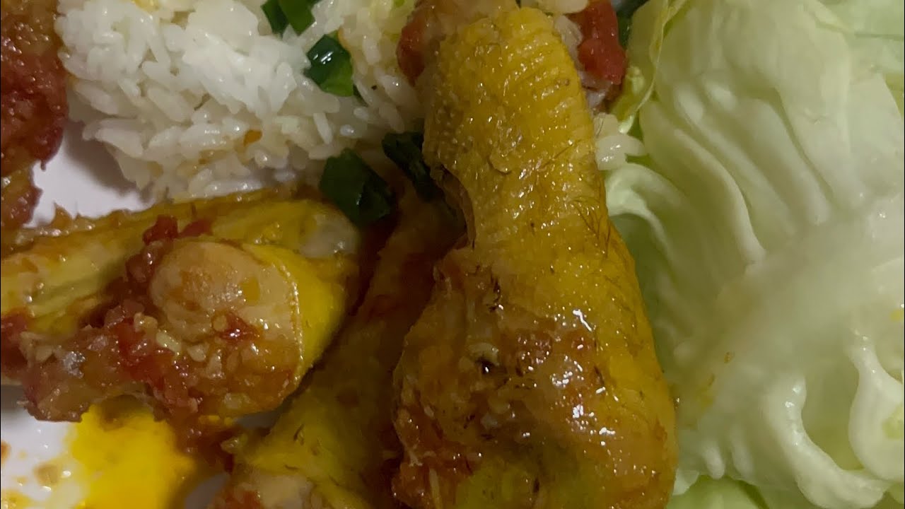 gà roti ăn cơm hay bánh mì đều ngon ~ Roti chicken is delicious with ...