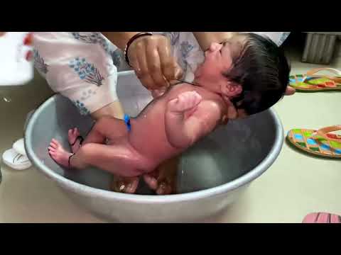 New born baby first bathing at home | How to Give Your Baby a Bath | indian style baby bathing