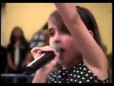 Menina canta como pastora na igreja - YouTube