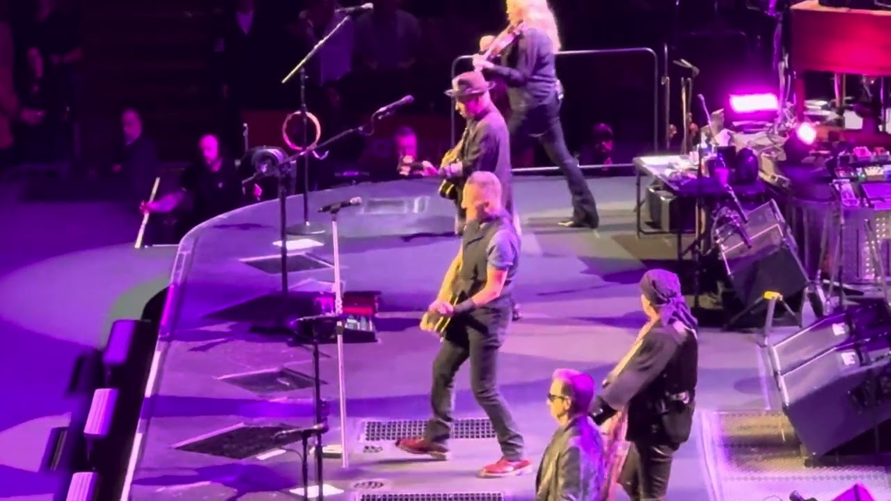 “Terrible Flight!” Bruce Springsteen Bowed Deeply To Apologize To His ... “Terrible Flight!” Bruce Springsteen Bowed Deeply To Apologize To His ...