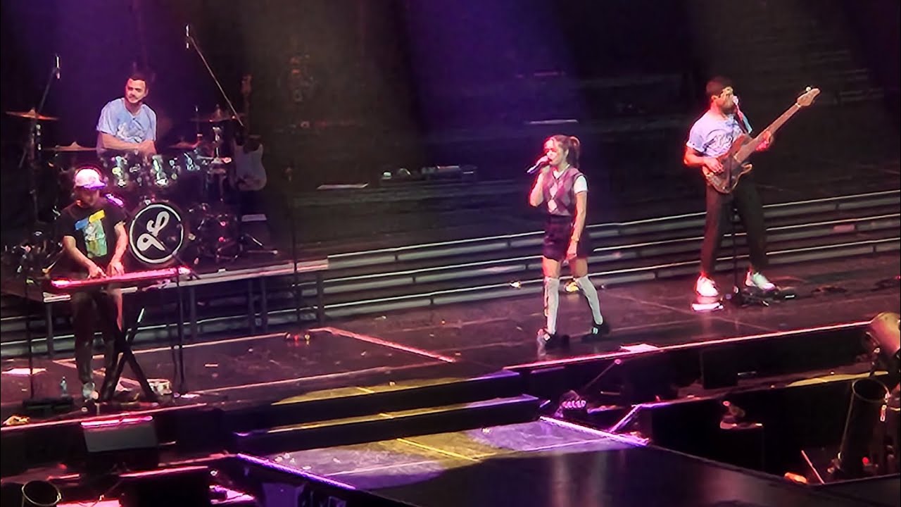 Clyde and Gracie Lawrence The Band play It's Gonna Be Me NSYNC Orlando ...