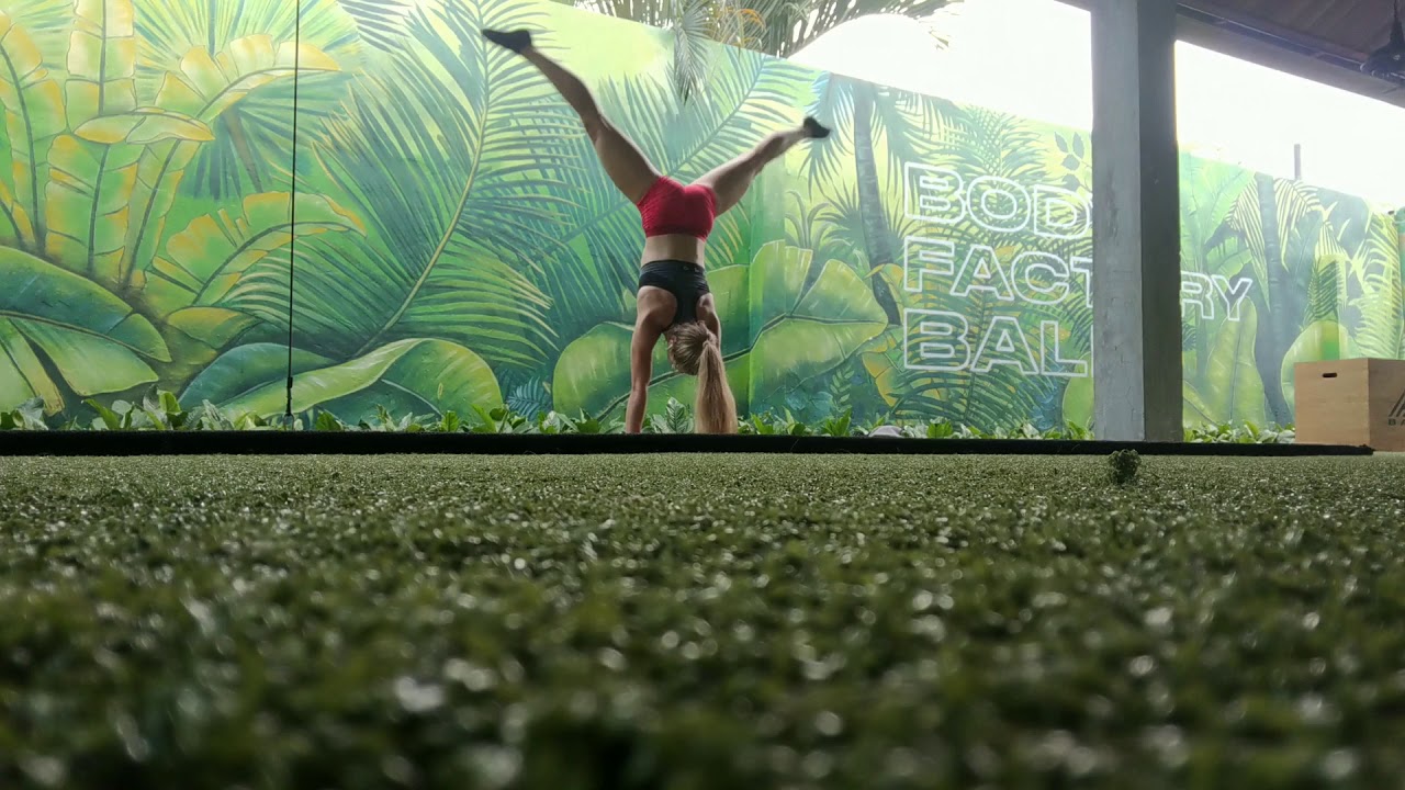 My typical handstand and contortion training as a fitness model - YouTube