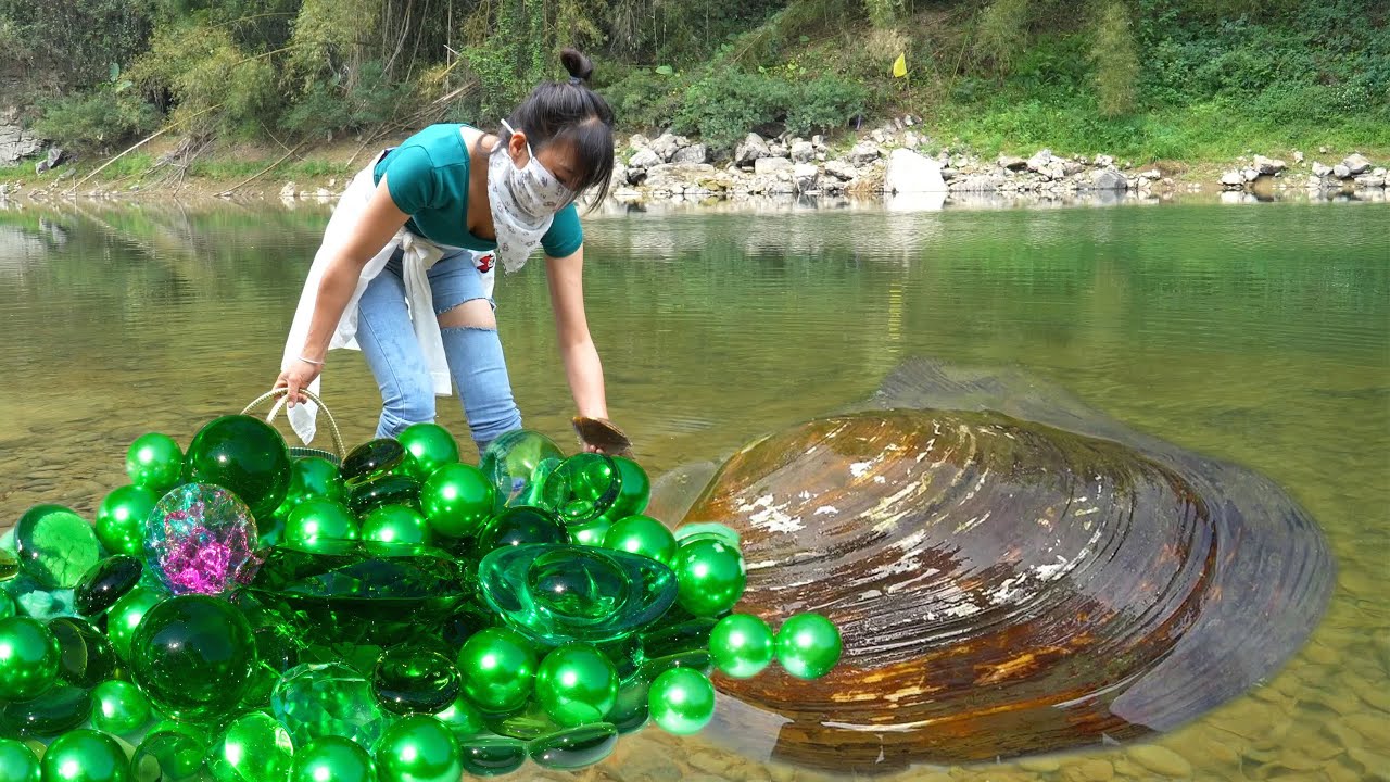 😘Muddy Banks to Millionaire Dreams: Beautiful Girl's Simple Dig Unveils Giant Shell with Rare ...