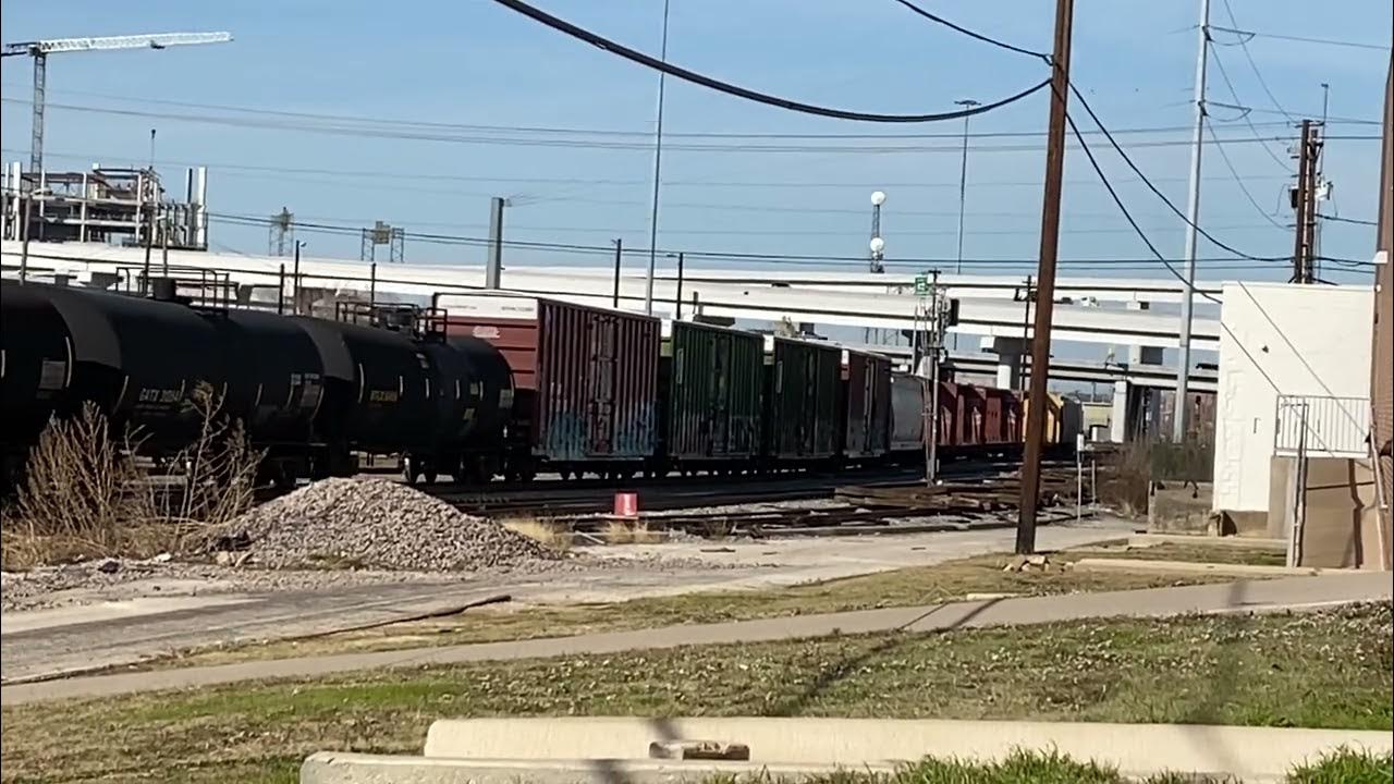 UP 5254 leads the MSAFW? at Tower 55 - YouTube