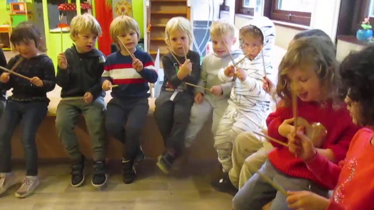 Kleuters en ritme...We experimenteren met de ritmestokjes ;) - YouTube