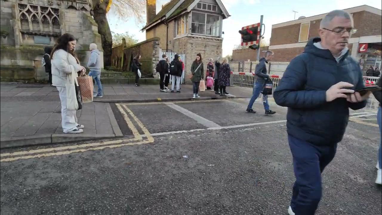 Lincoln High Street Level Crossing - YouTube