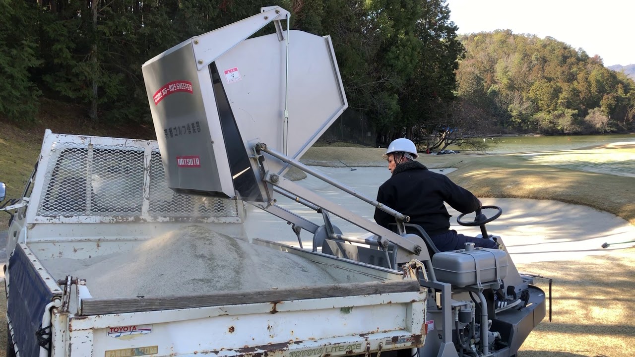 HATSUTA HS-806 CORE SWEEPER / COLLECTOR Dumping to the truck bed - YouTube