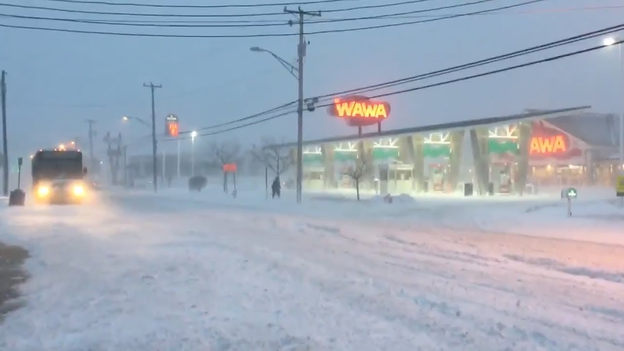 Wawa in Wildwood remains open during the winter storm - YouTube
