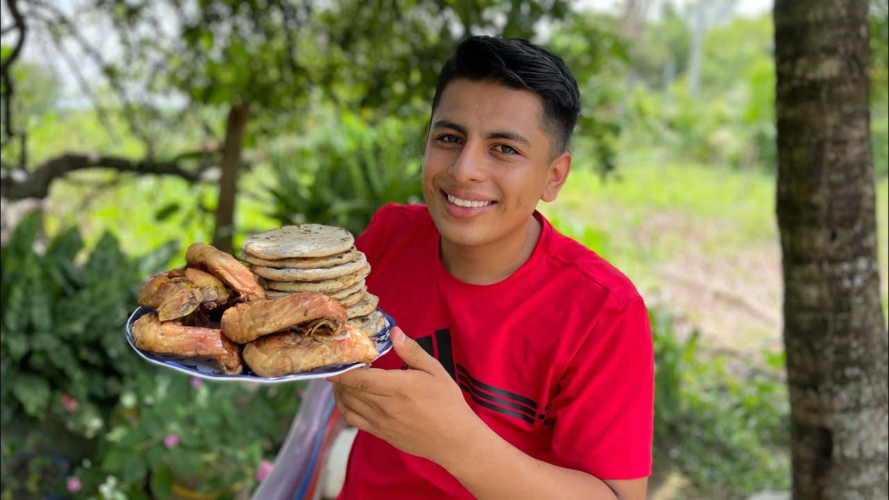 DISFRUTANDO DE UNA BUENA SOPA DE GALLINA INDIA - YouTube