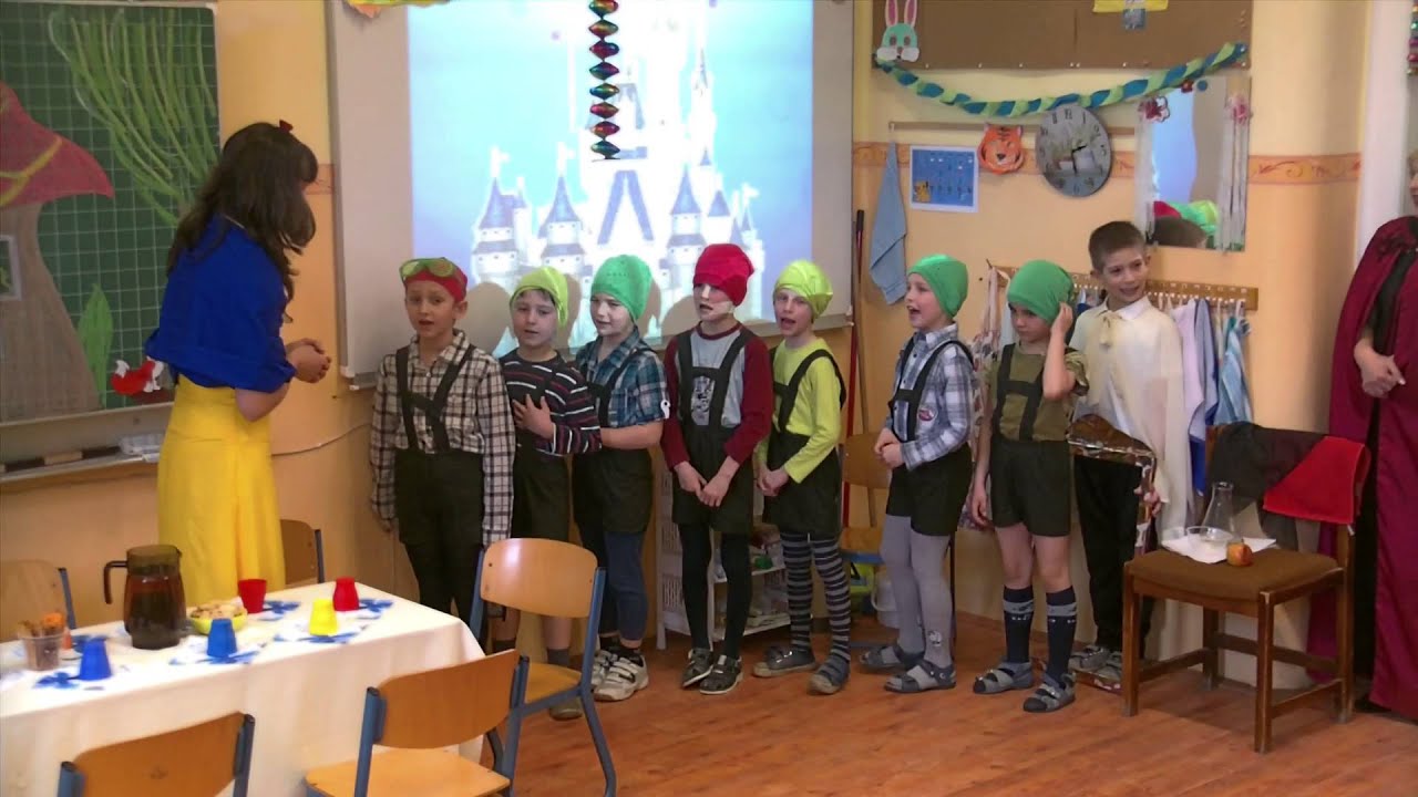 Angol nyelvű farsang 2014 - YouTube