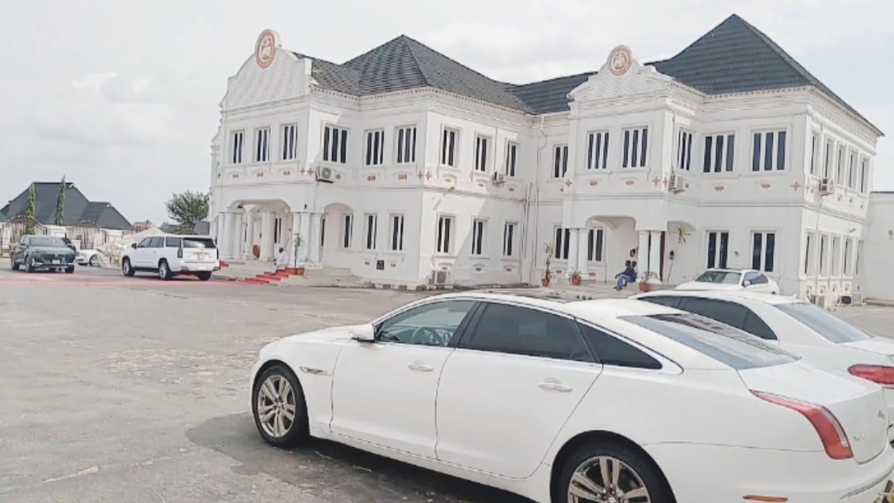 Inside Ooni of Ife’s Royal Palace: Unseen Front View, Luxury Cars ...