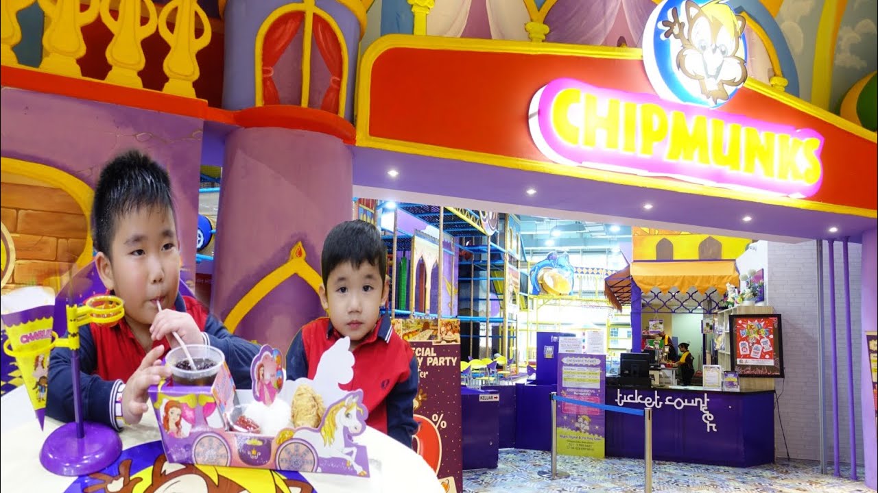 CHIPMUNKS Playland & Cafe | Makan Fried Chicken di Kereta Kuda - YouTube