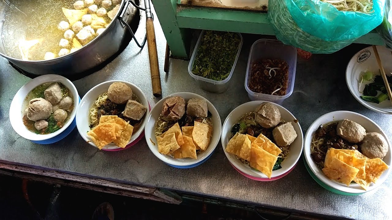 GOKIL !!! MIE AYAM PAKE BAKSO BENTUK KOTAK | DEPOK STREET FOOD # ...