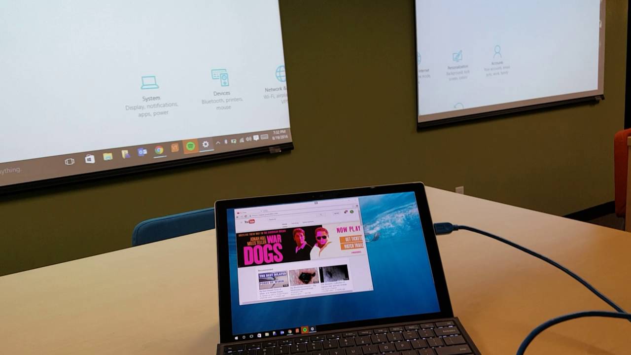 Extending desktop to projectors - YouTube