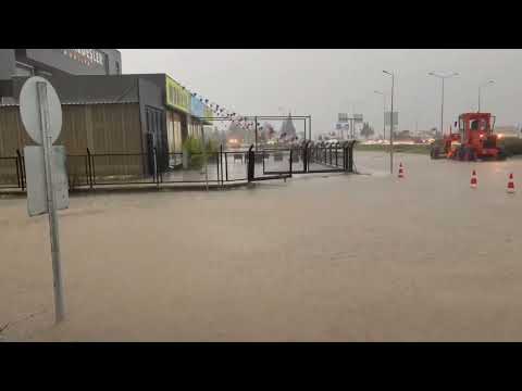 Menteşe Sağanak Yağışa Teslim Oldu: Cadde ve Sokaklar Göle Döndü