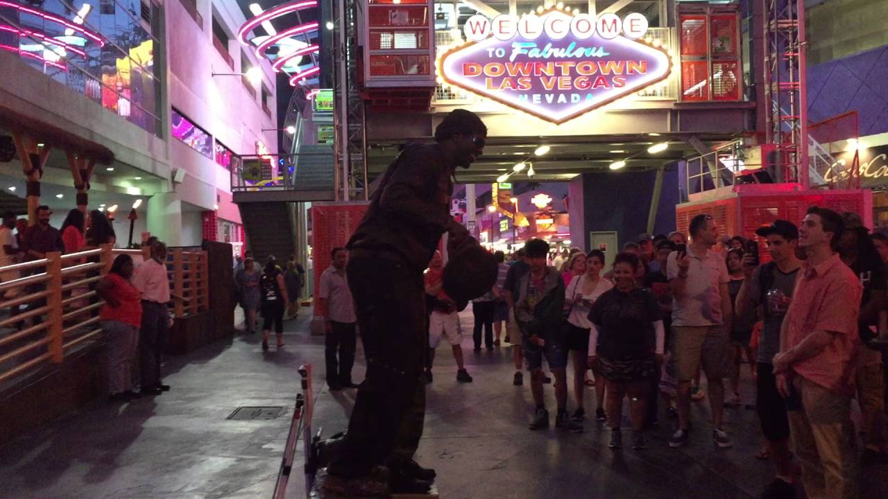 Las Vegas - Freemont Street - street performer - robot dance. FUNNY ...