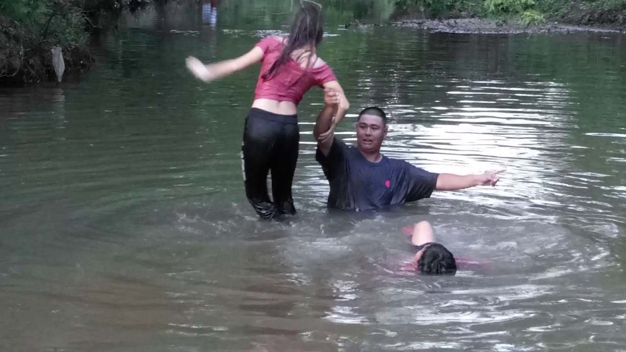 Bañando en el rio - YouTube