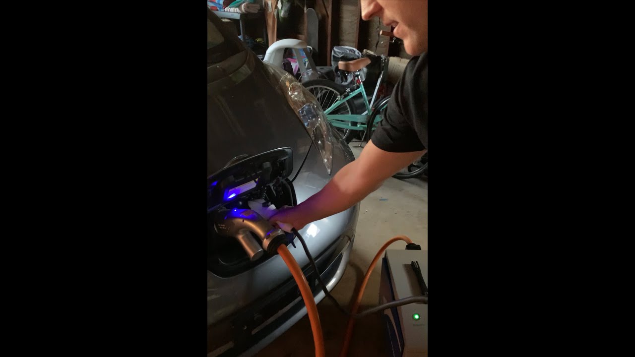 V2H discharging + charging at the same time with a Nissan LEAF using a ...