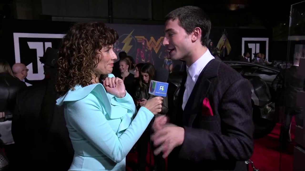 Daniela Ganoza Justice League Premiere - YouTube