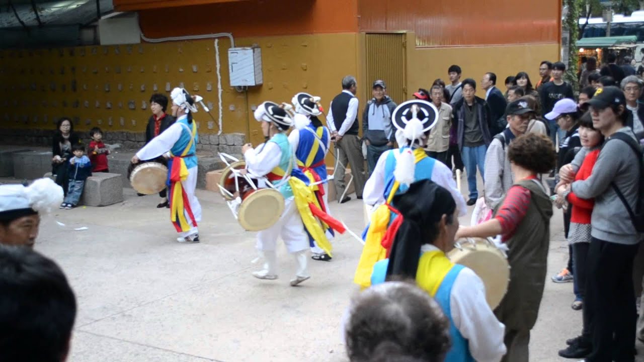 samulnori group in Insadong, Seoul Korea - YouTube