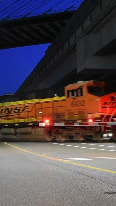 BNSF/BN 3009 trails on a Southbound VBCEVE - YouTube