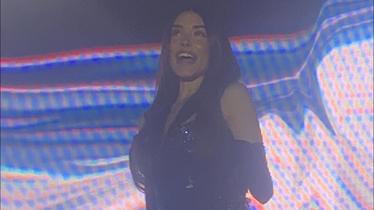 Madison Beer Blue The Life Support Tour In milan April 1st, 2022 - YouTube
