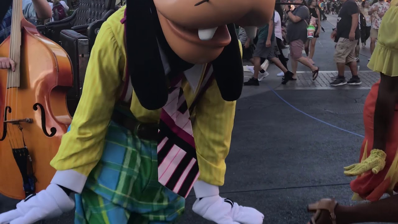 GOOFY DANCING ON BUENA VISTA STREET AT DISNEYLAND CALIFORNIA ADVENTURE ...