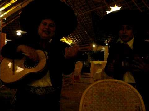 Alla en el Rancho Grande - Mariachi - YouTube