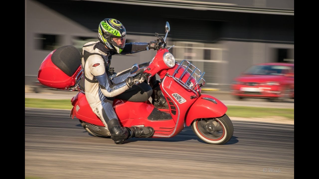 Vespa GTS 125 on racing track. Track day 333 - YouTube