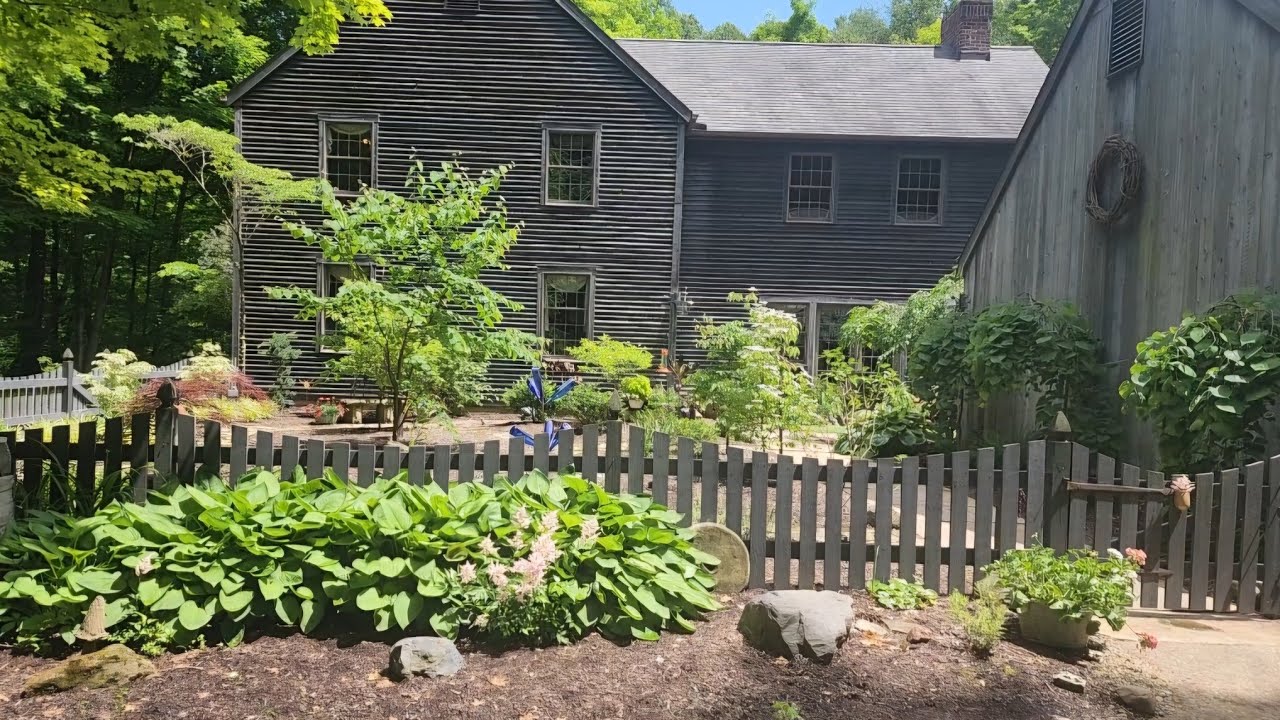 Gorgeous Saltbox Home and Garden Tour Antiques Primitives Hooked Rugs ...