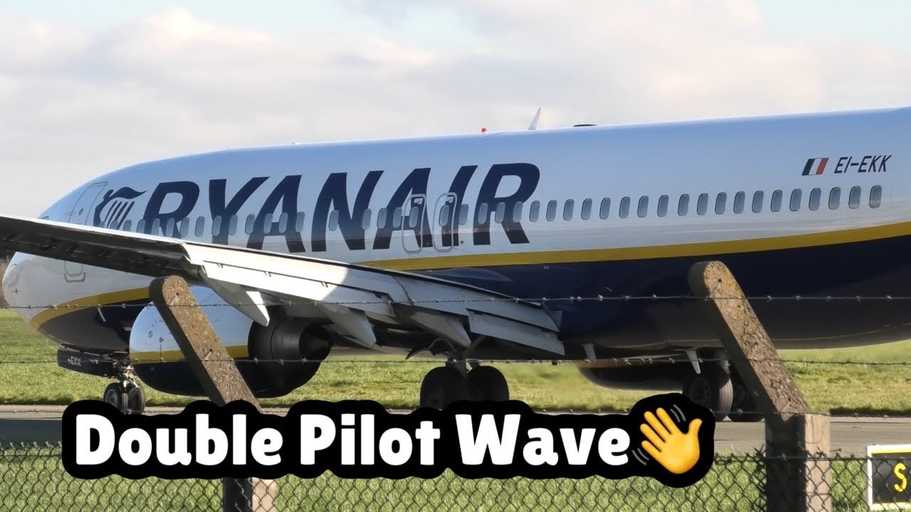 Ryanair double pilot wave * at Dublin airport - YouTube