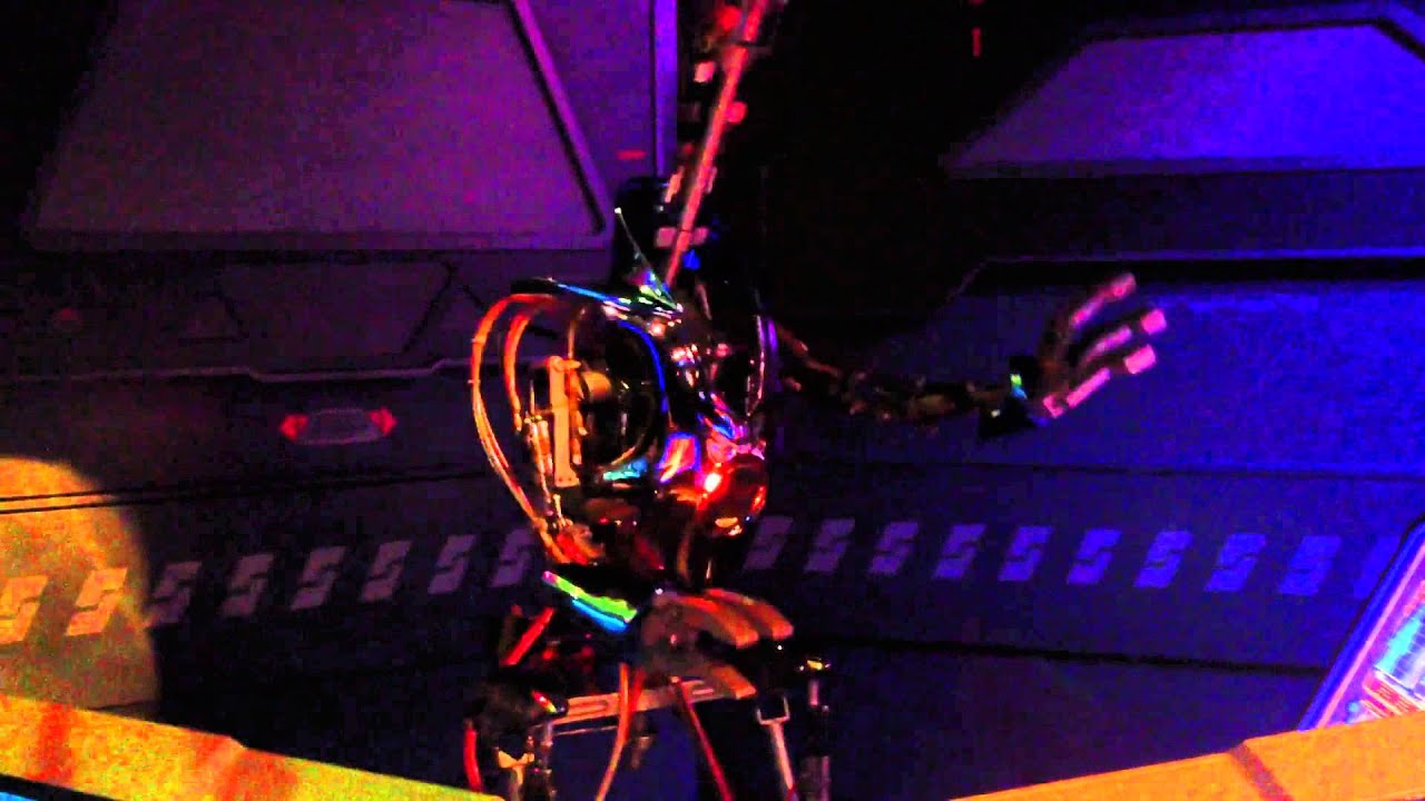 Disneyland - Star Tours Robot in the Queue - YouTube