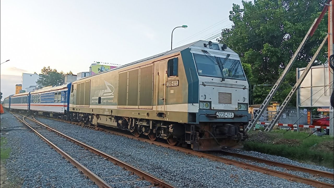 [771] Đầu máy Đức D20E-015 kéo tàu HSE16 | Sài Gòn–Vinh | 17h26 - 31/01 ...