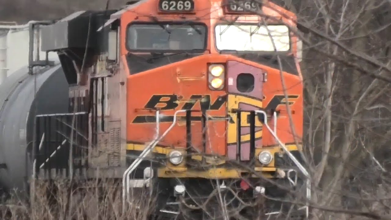Santa Fe Nose Door! BNSF 6417 East in Princeton, IL 2/7/24 - YouTube