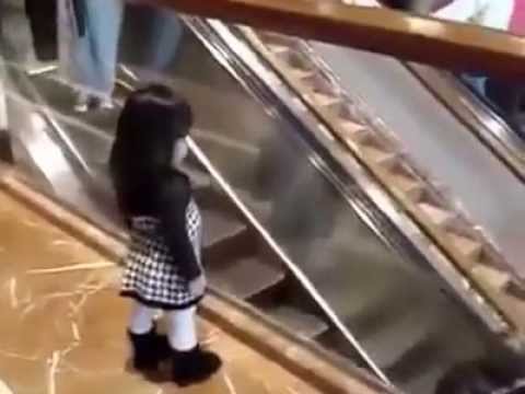 Herkes'e selam veren çocuk