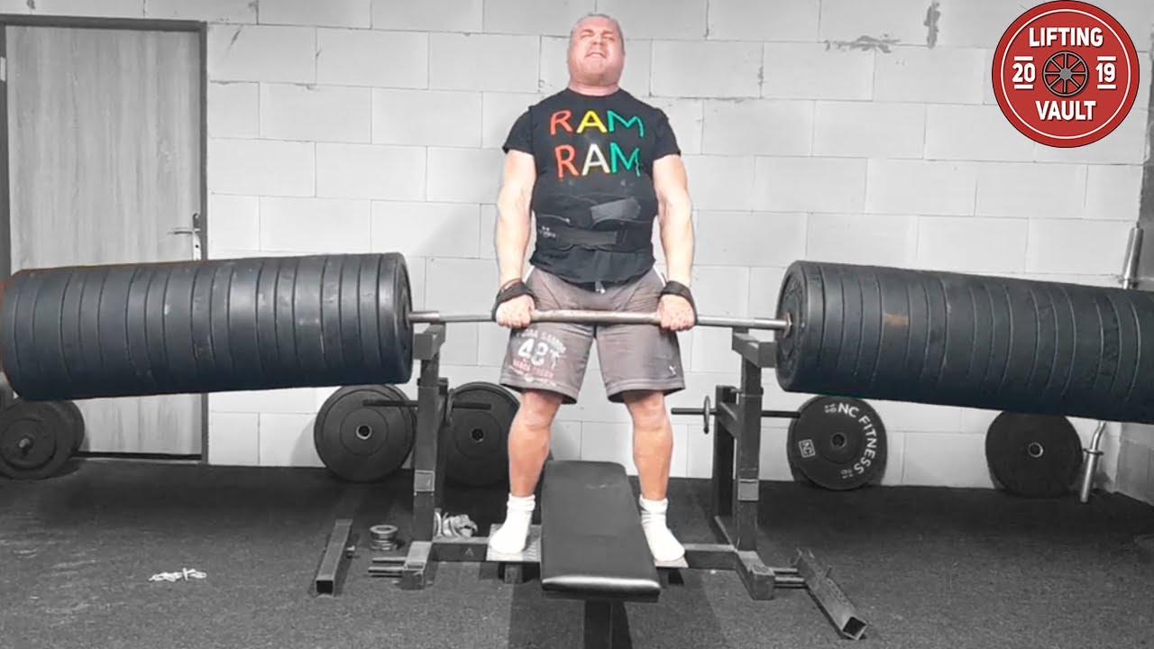 900 kg Got Lifted By A Human Being - YouTube