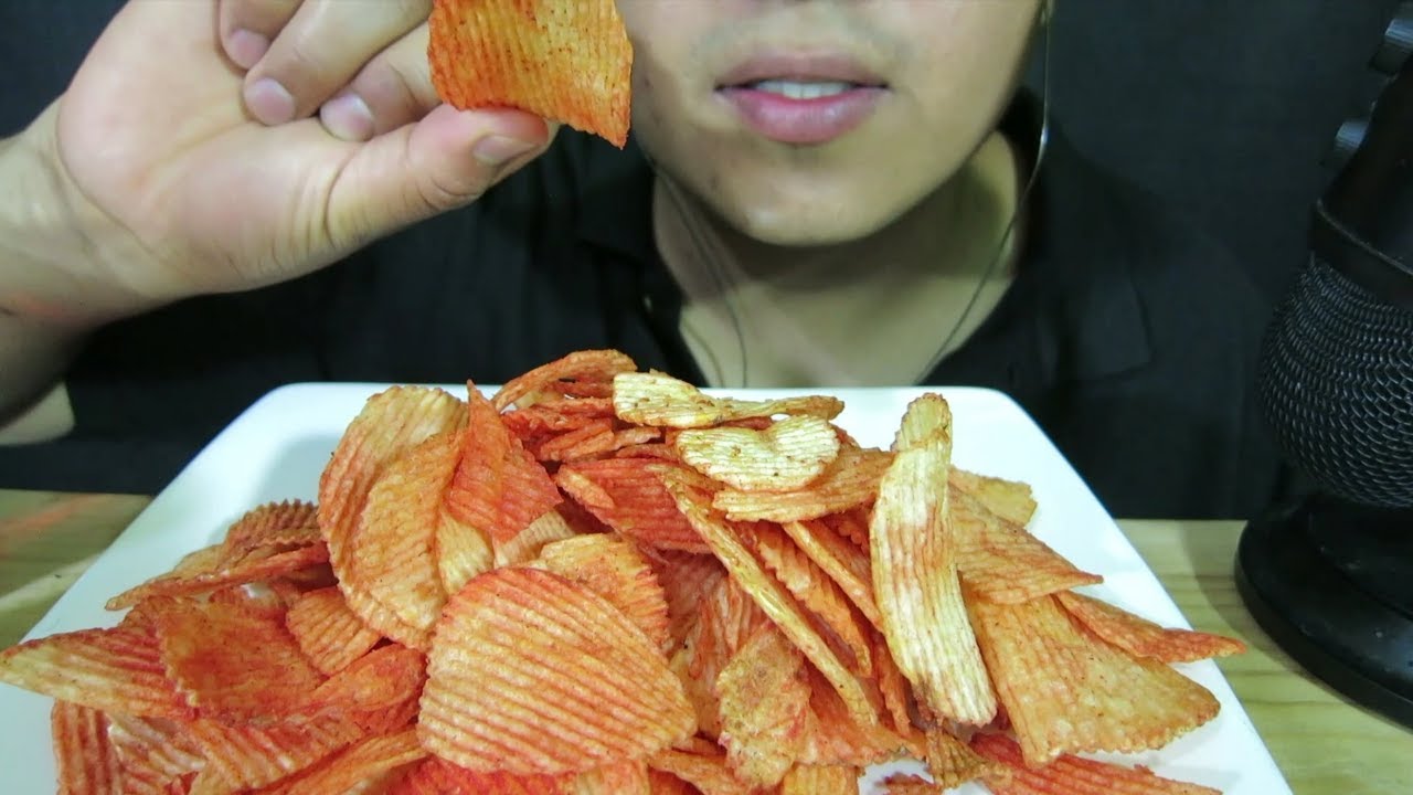 ASMR COMIENDO RUFFLES SALSA ROJA EXTRA CRUNCH SABRITAS - YouTube