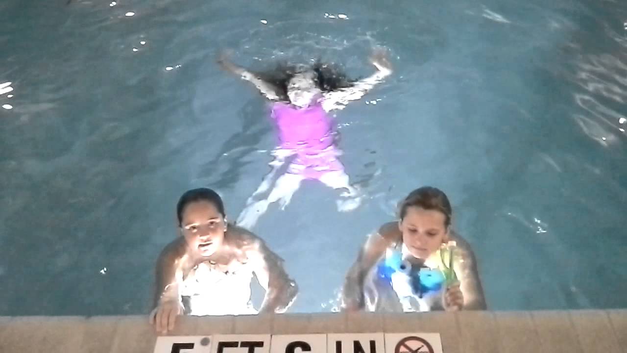 Pool party girls sing blank space - YouTube