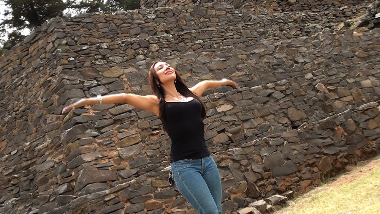 Michoacán, Tzintzuntzan Pueblo Mágico con Denisse Wolf - YouTube