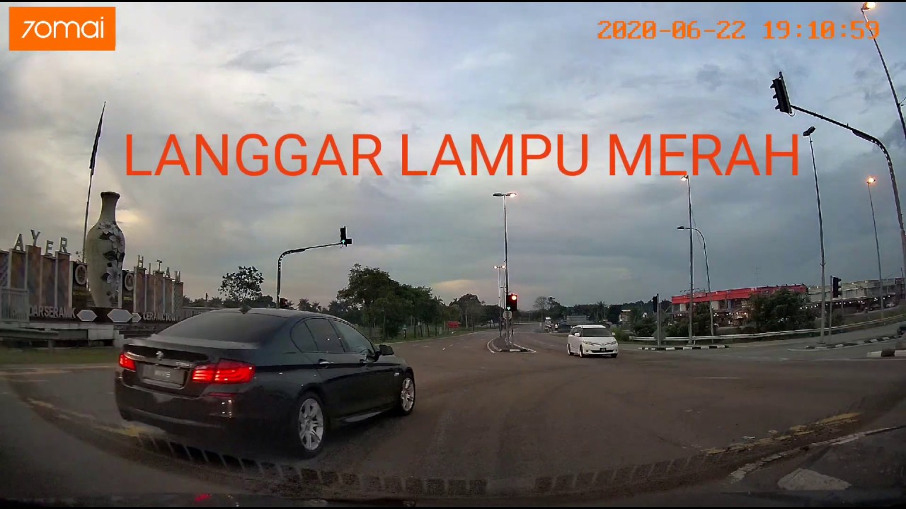 DASHCAM MALAYSIA | Pemandu Langgar Lampu Merah - YouTube