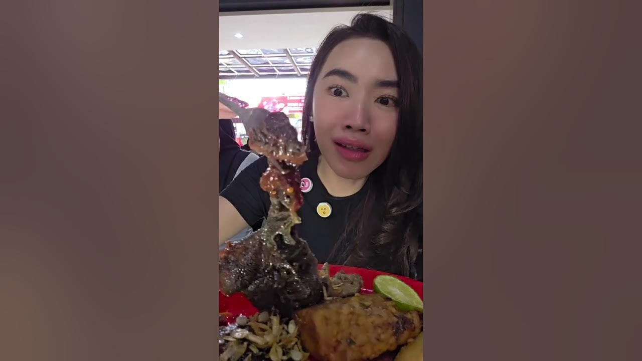 Meimei mecin mkan jugut goreng di warung ibu imas - YouTube