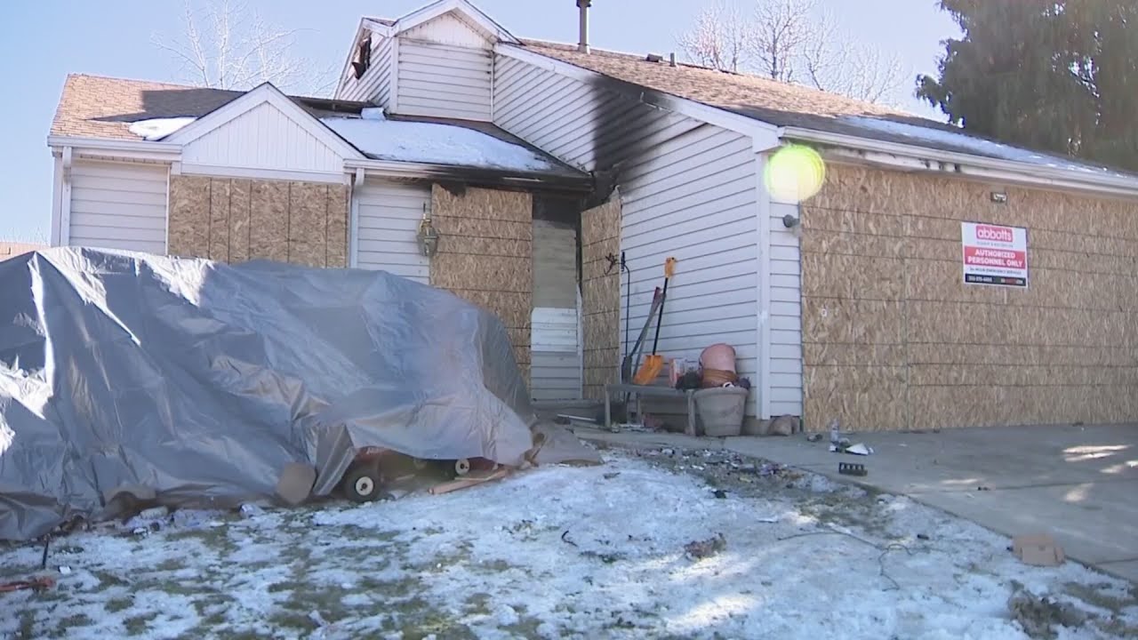 Video: Deputies rescue 2 kids from backyard during house fire - YouTube
