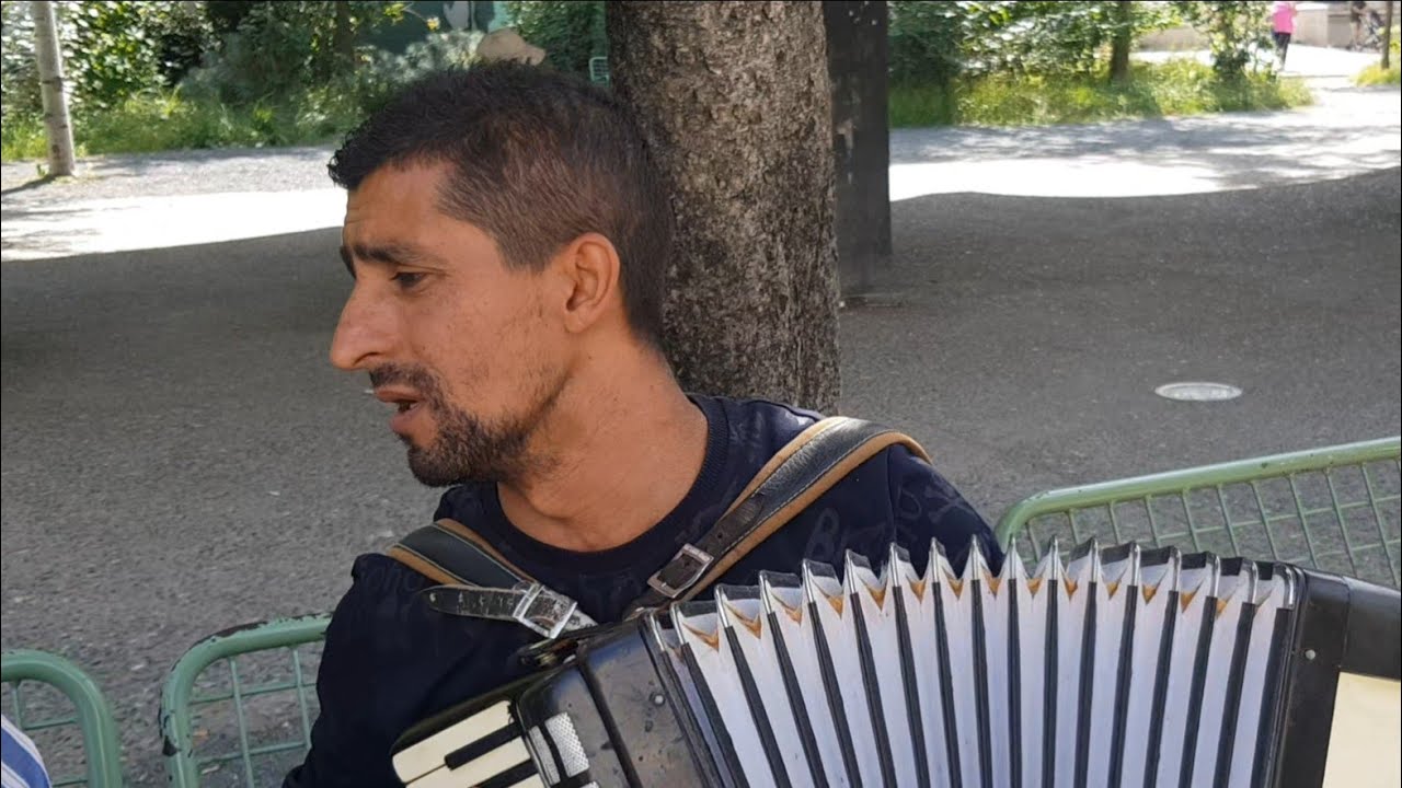 artistet e rruges zani razies muzikant i talentuar iliri ne dajre - YouTube