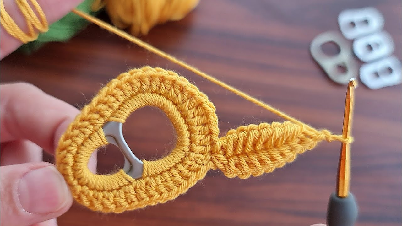 Wow! super idea how to make eye catching crochet key chain Süper fikir ...
