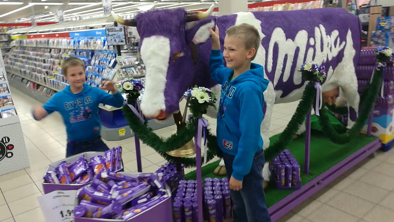 Milka Fialová kráva - YouTube