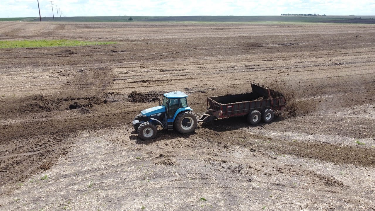 Manure hauling in SD - YouTube